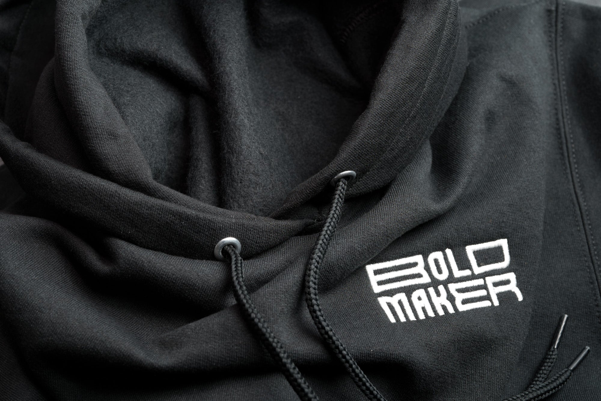 Bold Maker™ Black Hooded Sweatshirt – Relaxed-Fit Core Fleece Logo Hoo